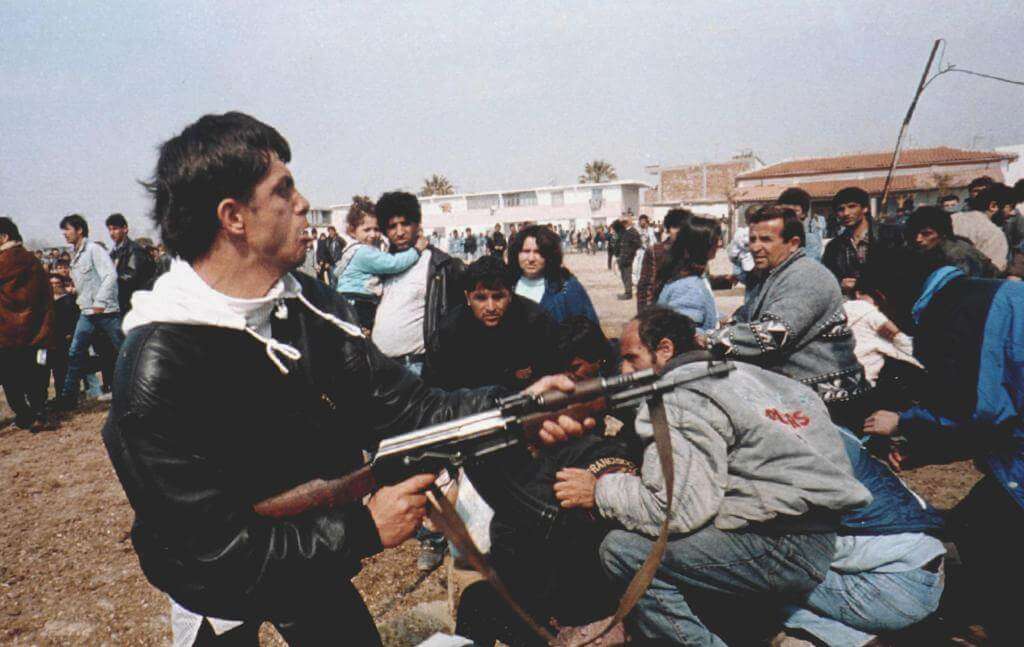 Αλβανία 1997: Η κατάρρευση των πυραμίδων, η λεηλασία των στρατιωτικών ...